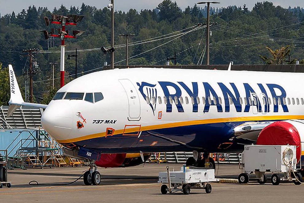 aw-ryanair-boeing-737-8-200-max